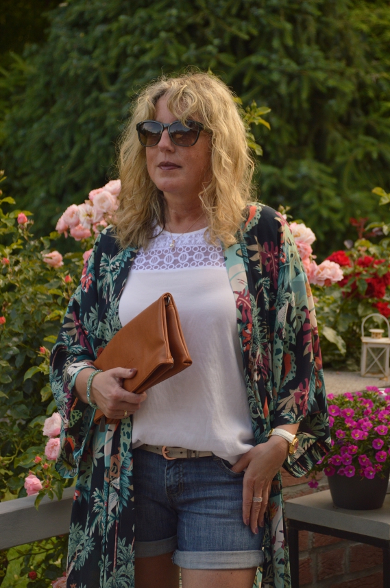 Kimono zur Shorts getragen - Ari Sunshine