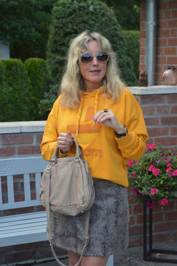 Ü40 Look mit einem Schuss Würze - Ari Sunshine