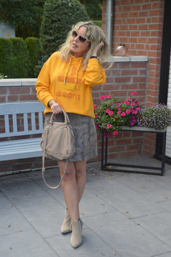 Ü40 Look mit einem Schuss Würze - Ari Sunshine