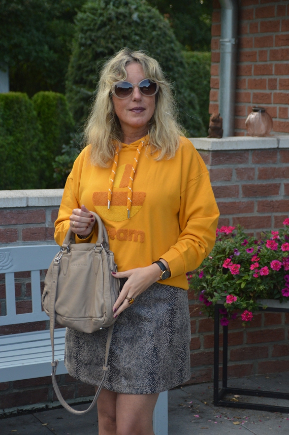 Ü40 Look mit einem Schuss Würze - Ari Sunshine